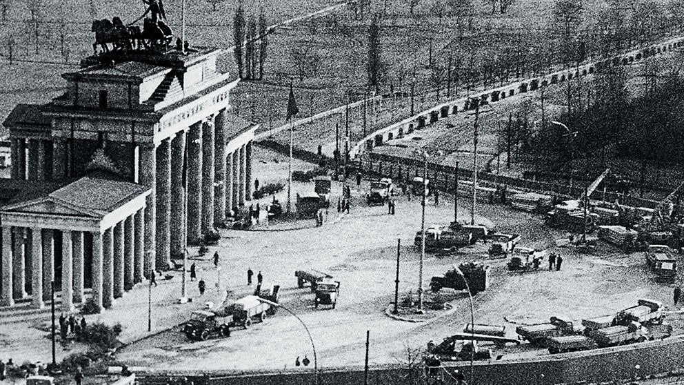 Why was the Berlin wall built, what separated it, history and ...