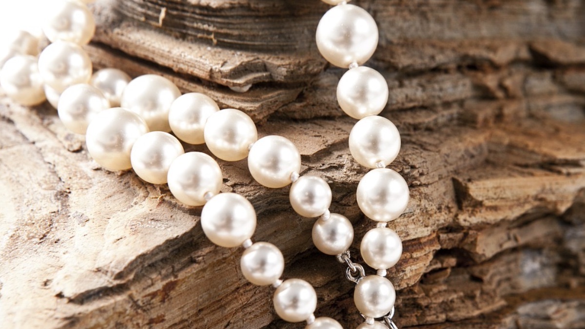 Where do pearls come from and how are they formed? - Padeye