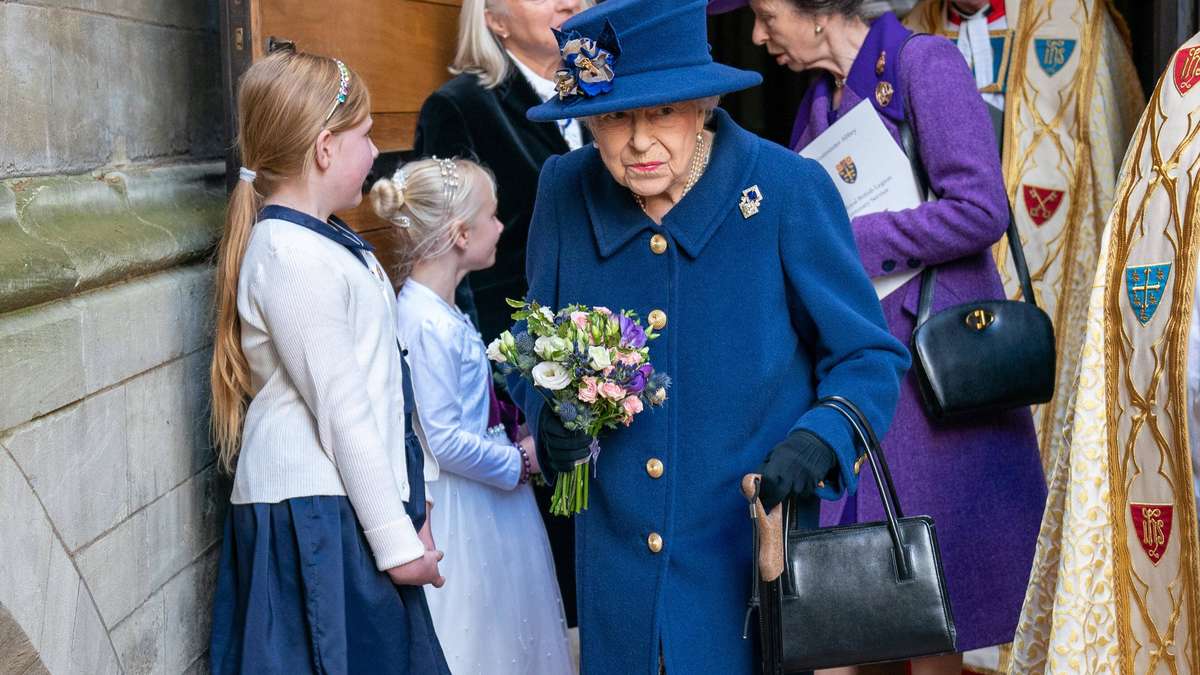 Queen Elizabeth II on the move with a walking stick: is there cause for ...