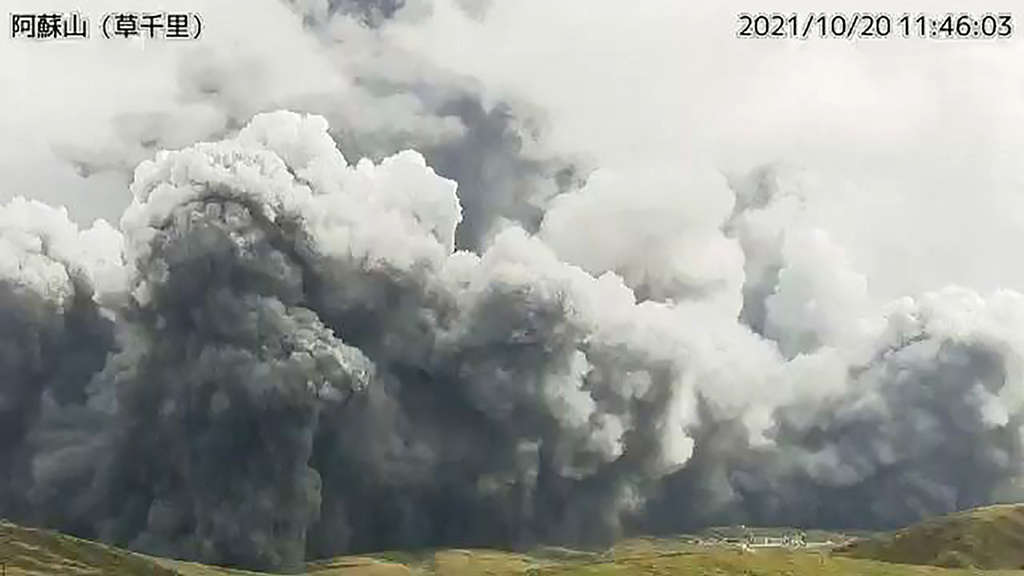 Volcanic eruption in Japan: Impressive pictures of the eruption - huge ...
