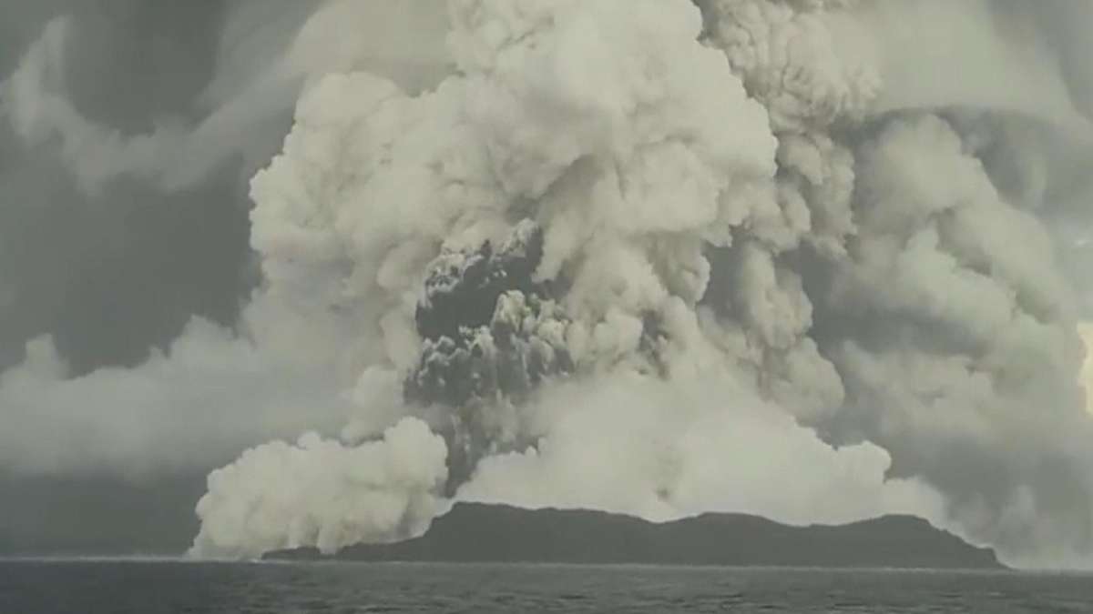 Heavy volcanic eruption in the Pacific: authorities warn of tsunami ...