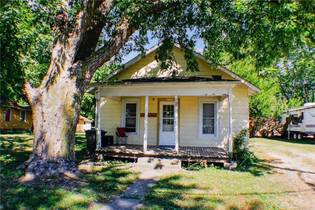 725 Iowa Street Ashmore IL 61912 MLS #6254999 – Carol and Company