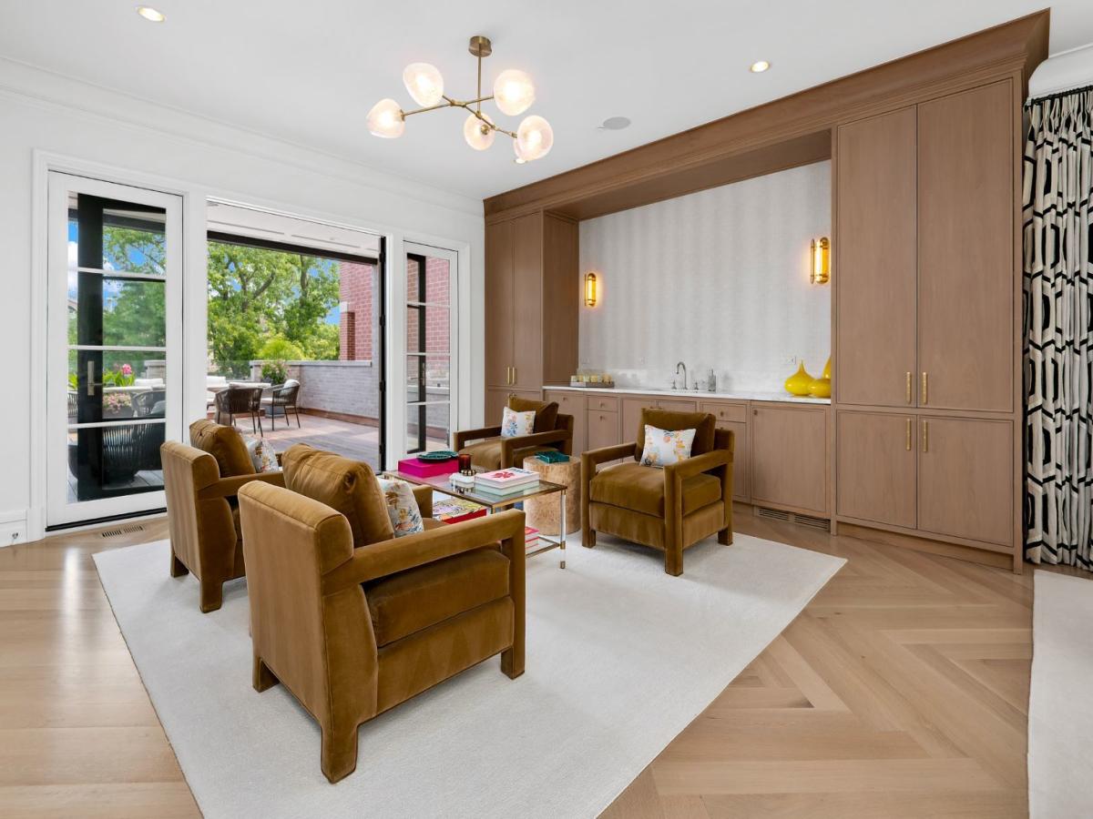Explore Top 5 Wealthiest Neighborhoods in Chicago